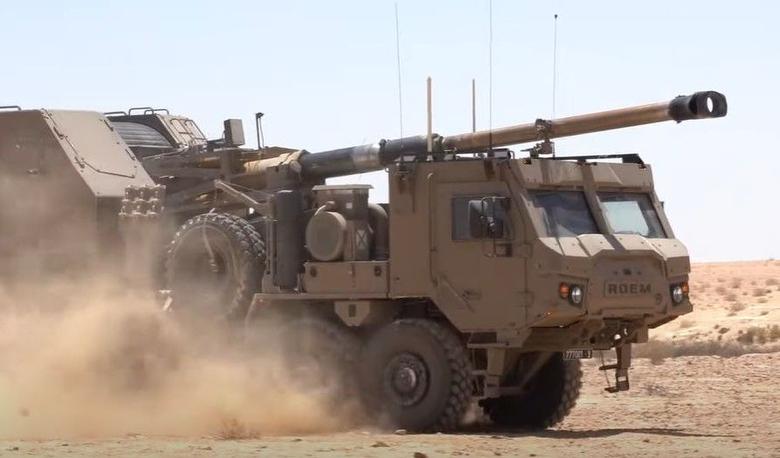 Новая самоходная 155-мм гаубица Thunder способна вести полностью ...